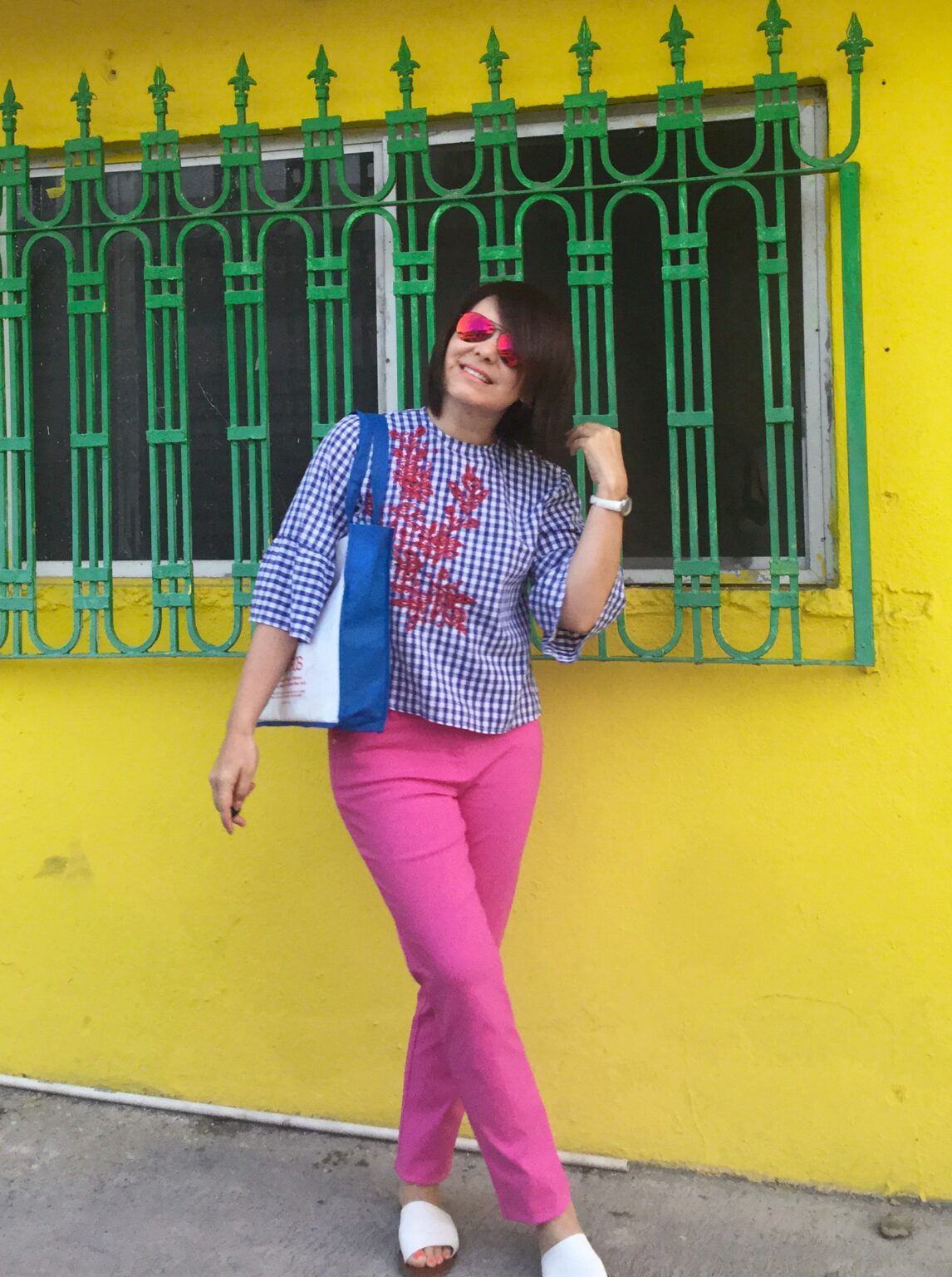 Cuadros azules y rosa pastel.